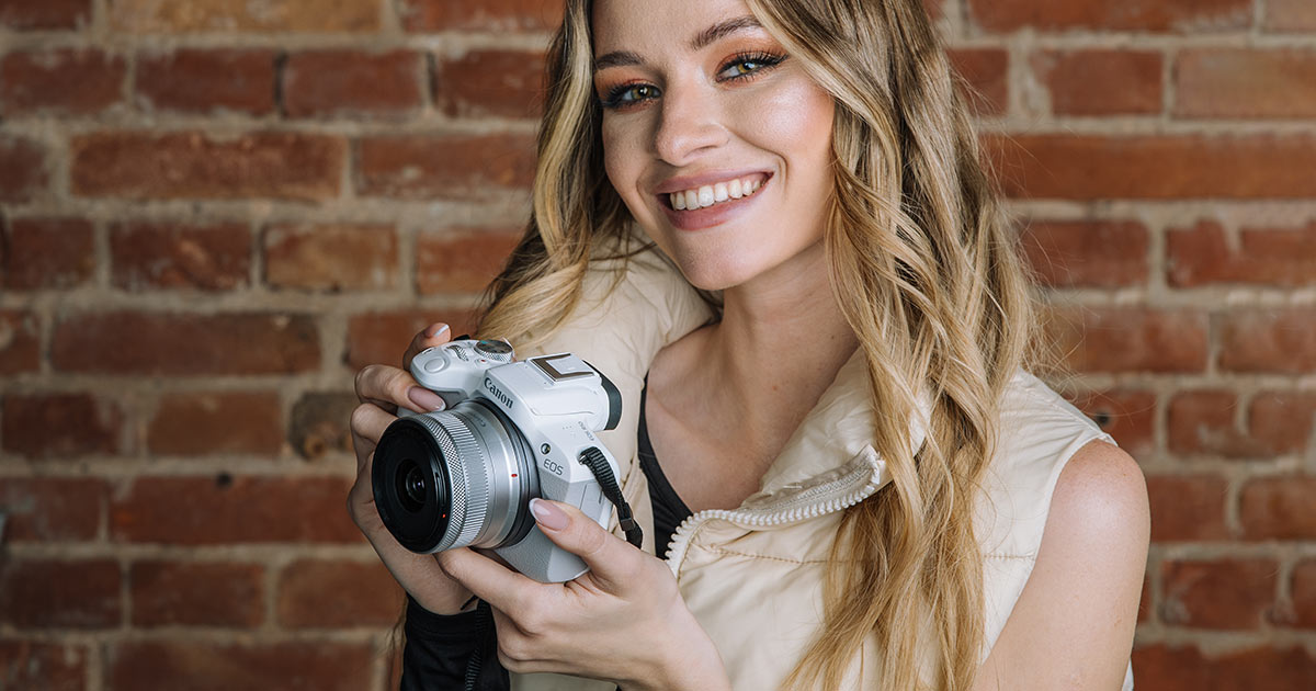 Canon EOS R50 w naszych rękach. Mały i lekki aparat na początek